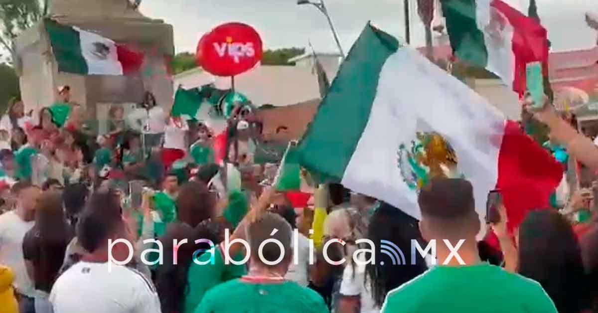 Festejan poblanas y poblanos el triunfo de México en la Juárez